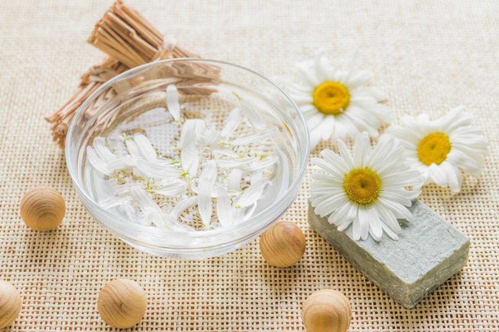 7 Manfaat Chamomile untuk Kesehatan Wajah - Hello Sehat