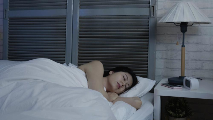 6 Rutinitas Sebelum Tidur agar Tidur Nyenyak - Hello Sehat