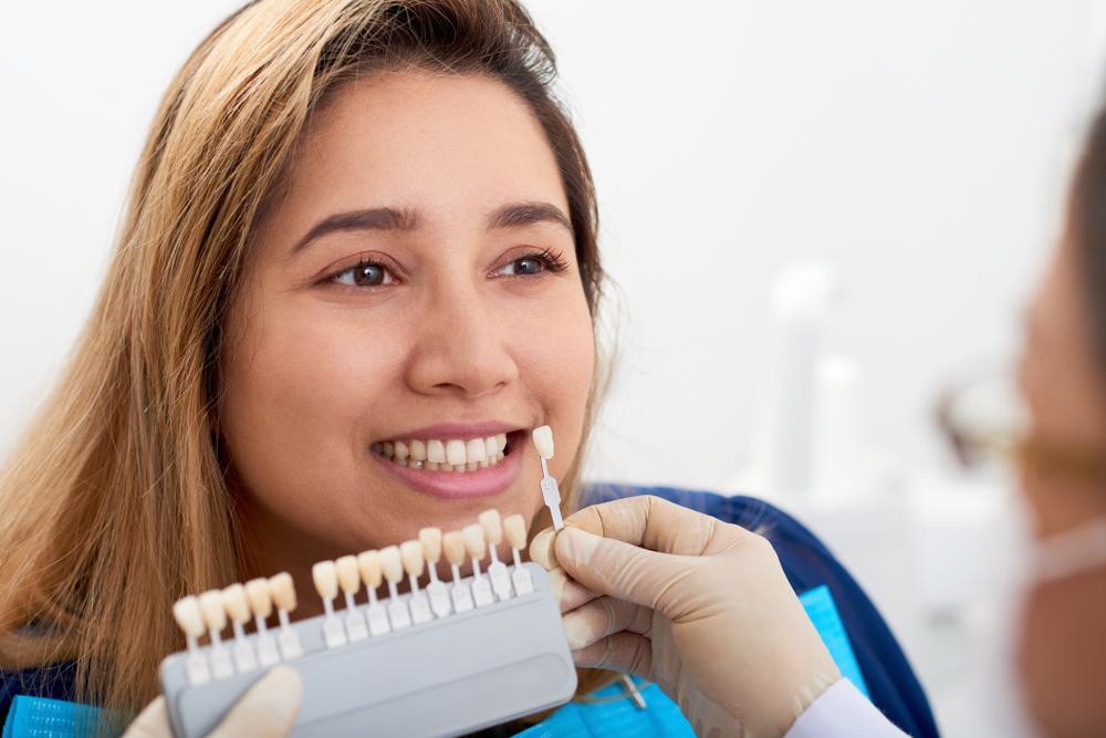 5 Efek Samping Setelah Pasang Veneer Gigi - Hello Sehat