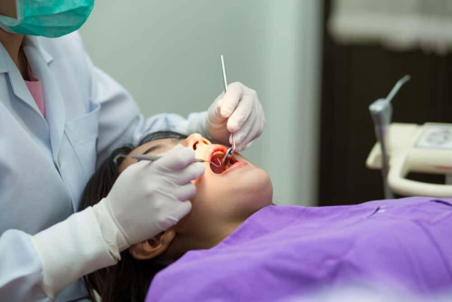 Gingivitis (Radang Gusi): Gejala, Penyebab, Pengobatan, dll.