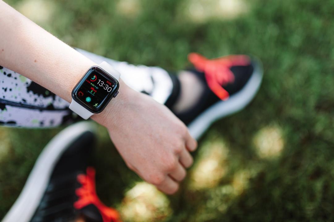 10 Rekomendasi Smartwatch Fitness Terbaik • Hello Sehat