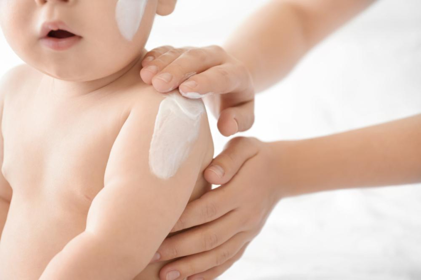 7 Skincare Bayi yang Aman untuk Kulit Si Kecil - Hello Sehat