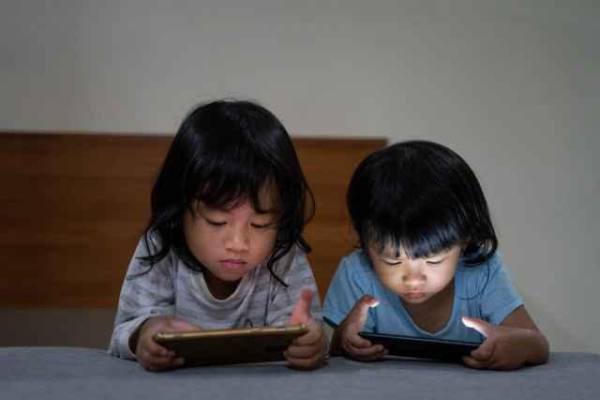 4 Akibat Radiasi HP pada Anak yang Perlu Diwaspadai - Hello Sehat