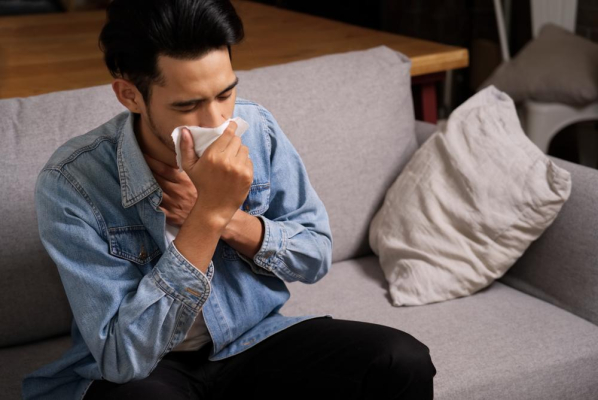 Batuk TBC, Apa Bedanya dengan Batuk Biasa? - Hello Sehat