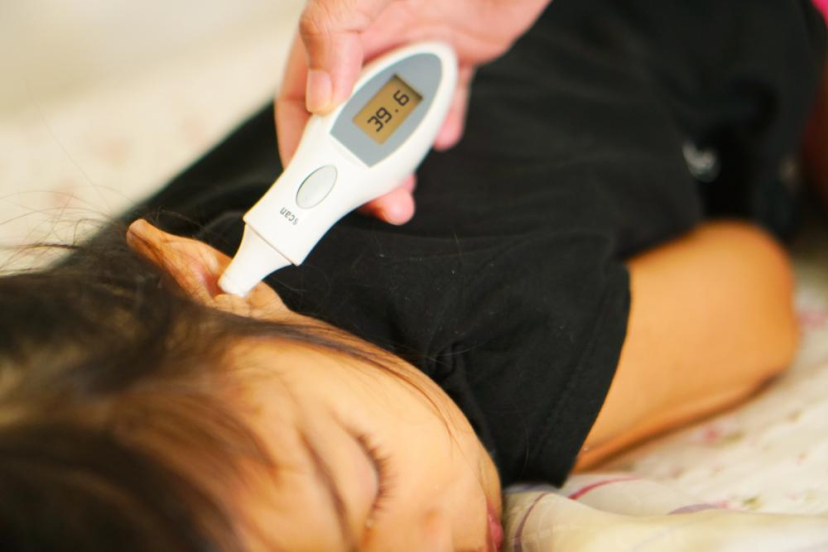 Cara Memakai Termometer Telinga dengan Benar - Hello Sehat