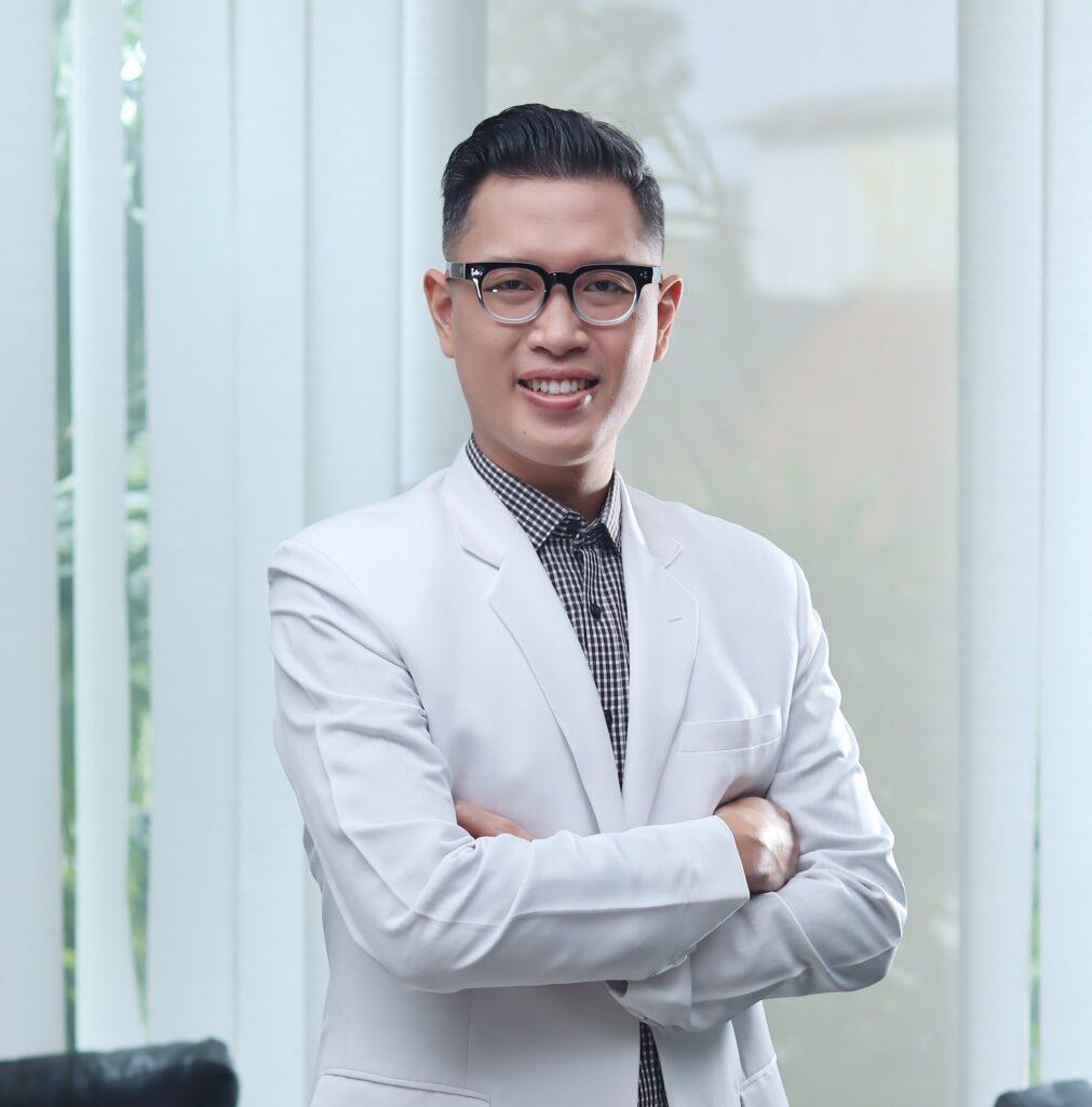 dr. Made Wirabhawa, M.Biomed, Sp.OT, Hello Sehat