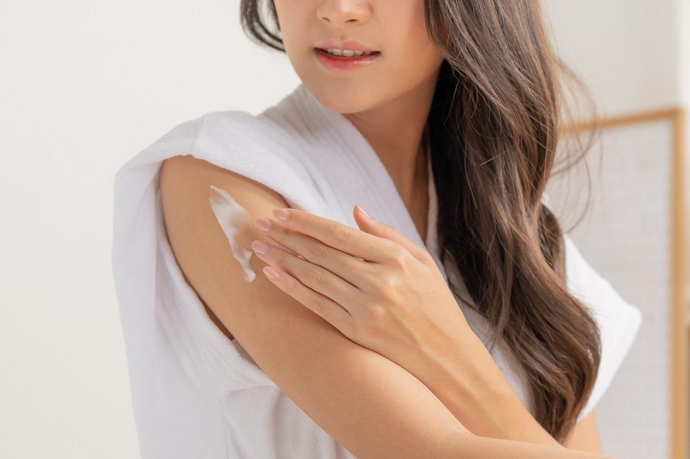 10 Rekomendasi Body Lotion Pemutih yang Bikin Kulit Cerah - Hello Sehat
