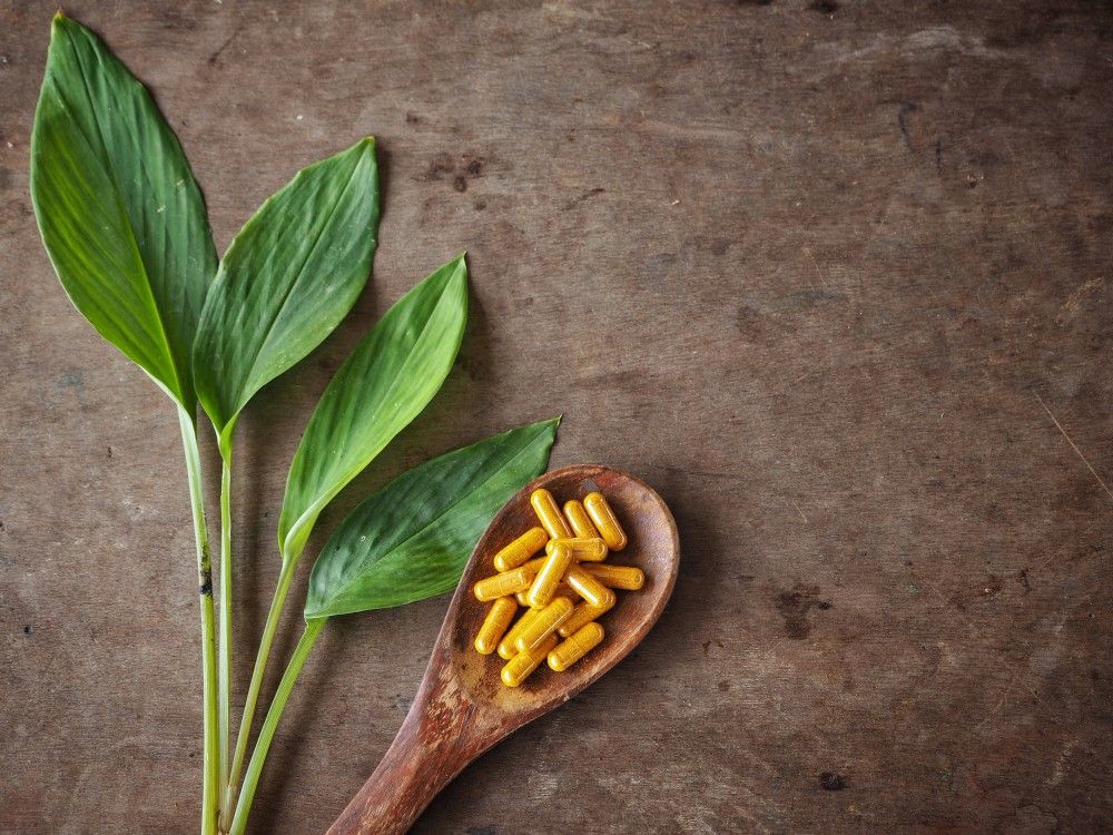 Daun Kunyit: Kandungan, Manfaat, Efek Samping, dll. - Hello Sehat