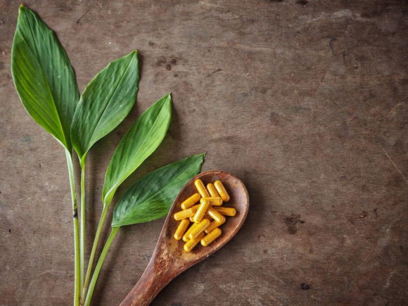 Daun Kunyit: Kandungan, Manfaat, Efek Samping, dll. - Hello Sehat