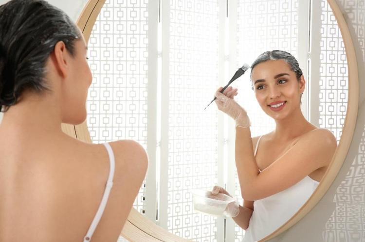 7 Merk Bleaching yang Bagus dan Tidak Merusak Rambut - Hello Sehat