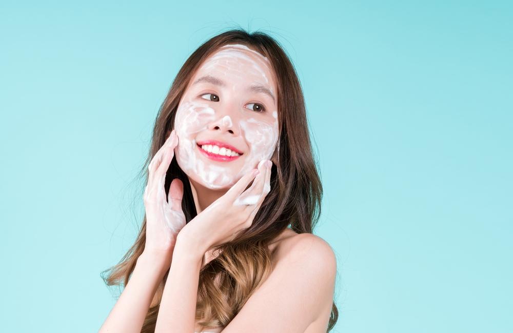 10 Merk Terbaik Sabun Cuci Muka untuk Kulit Berjerawat