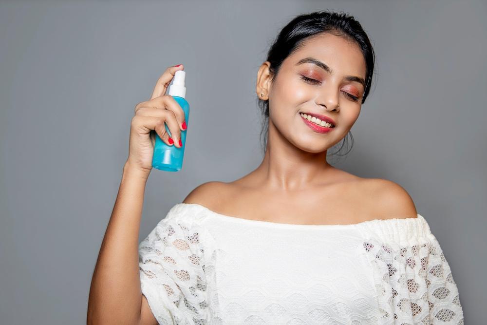 10 Rekomendasi Setting Spray Terbaik agar Makeup Awet