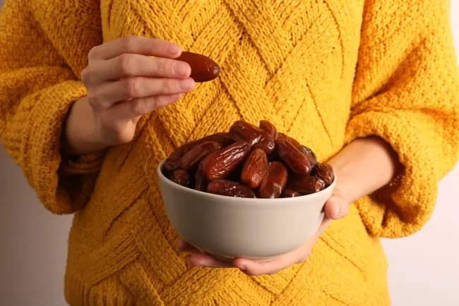 7 Manfaat Buah Kurma untuk Ibu Hamil dan Janin - Hello Sehat