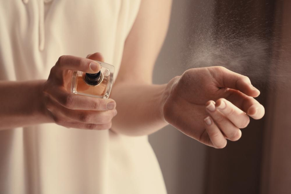7 Cara Memakai Parfum agar Wangi Tahan Lama - Hello Sehat