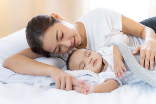 5 Risiko jika Bayi Tidur Satu Ranjang dengan Orangtua 5 Risiko jika Bayi Tidur Satu Ranjang dengan Orangtua