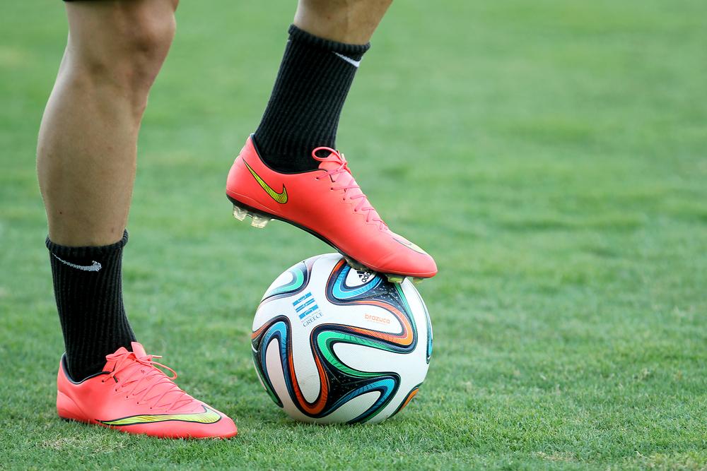 10 Merek Sepatu Bola yang Bagus dan Harganya - Hello Sehat