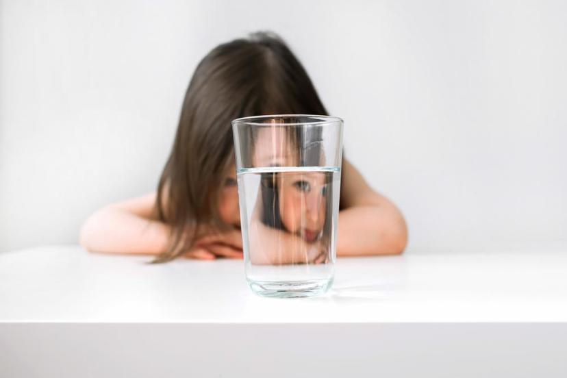 5 Cara Mengatasi Anak Susah Minum Air Putih - Hello Sehat