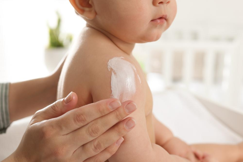10 Lotion Bayi Terbaik untuk Lembapkan Kulit Si Kecil • Hello Sehat