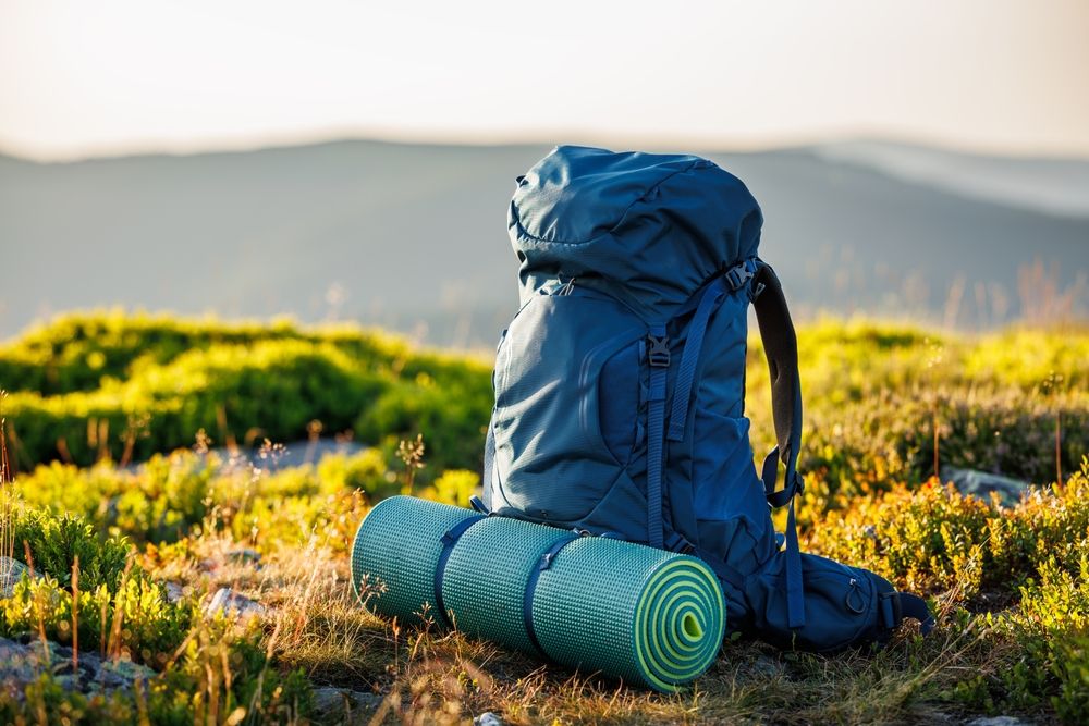 10 Tas Gunung Terbaik, Cocok untuk Anda yang Hobi Hiking - Hello Sehat