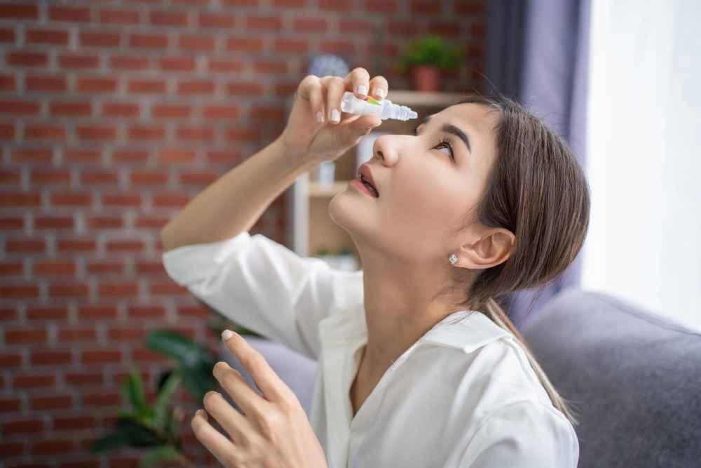 9 Rekomendasi Tetes Mata Softlens yang Bagus dan Aman