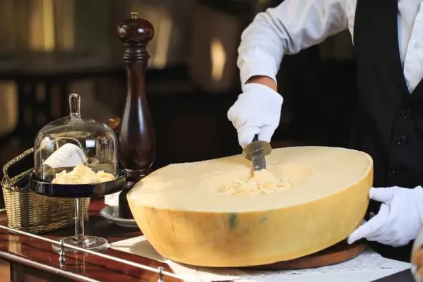 10 Rekomendasi Merk Keju Parmesan Terbaik, Paling Enak