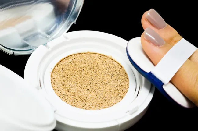 10 Merk Cushion untuk Kulit Berminyak, Wajah Bebas Kilap - Hello Sehat