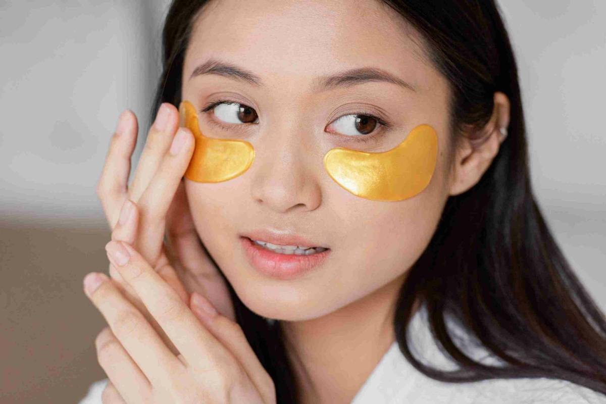 6 Cara Memakai Masker Mata agar Manfaatnya Optimal