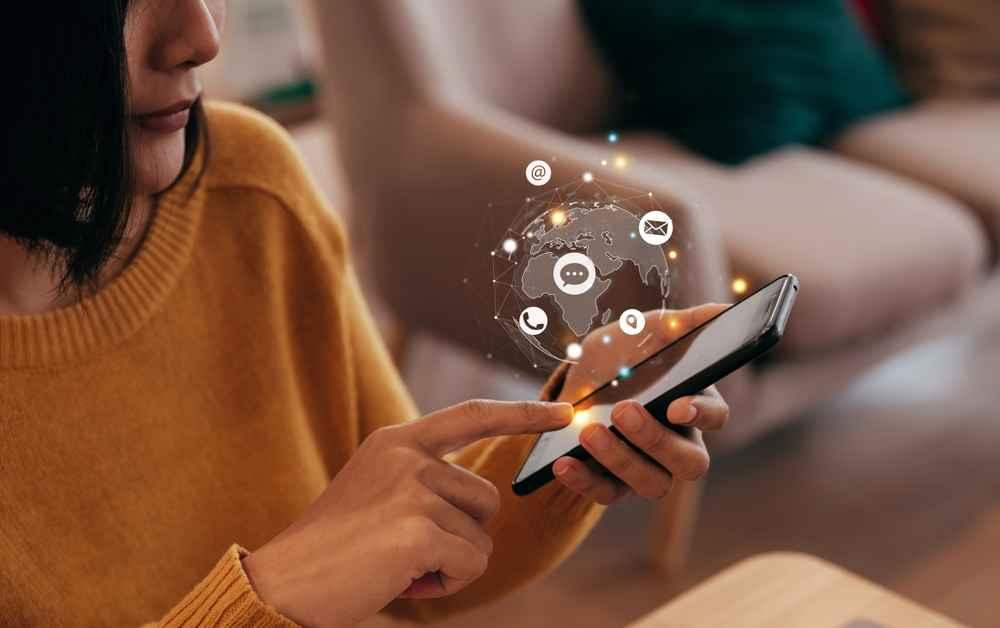 Penyebab Orang Suka Oversharing dan Efek Negatifnya