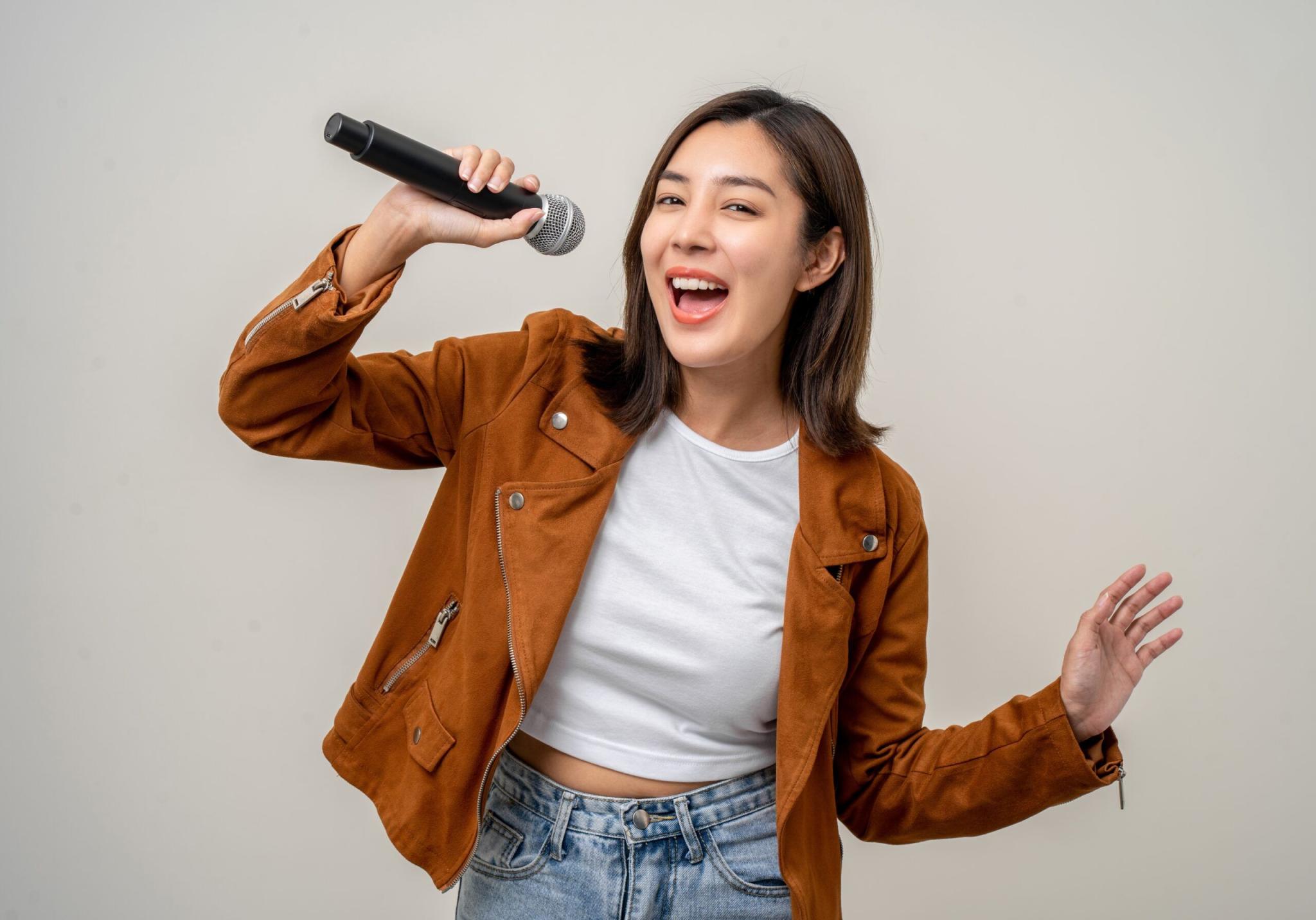 8 Merk Mic yang Bagus untuk Karaoke, Suara Auto Merdu - Hello Sehat