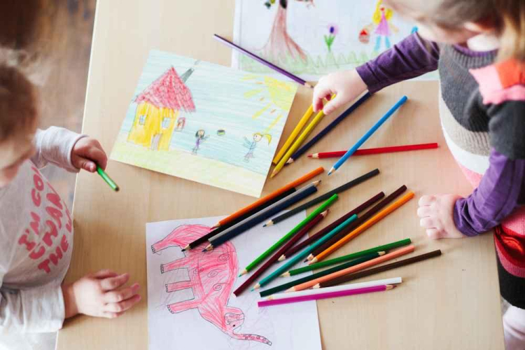 10 Rekomendasi Merk Pensil Warna yang Bagus untuk Anak