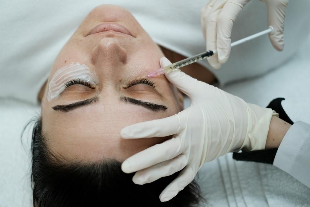 4 Jenis Filler Kantung Mata dan Efek Sampingnya - Hello Sehat