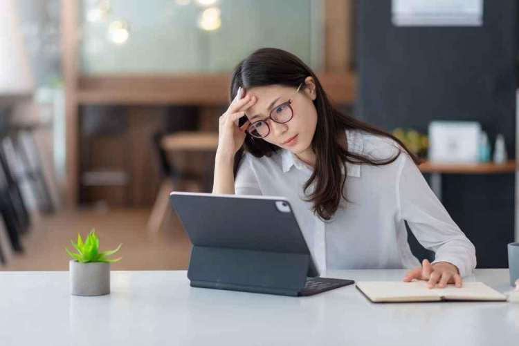 Mengenal Ciri Stres Kerja dan Tips untuk Mengatasinya - Hello Sehat