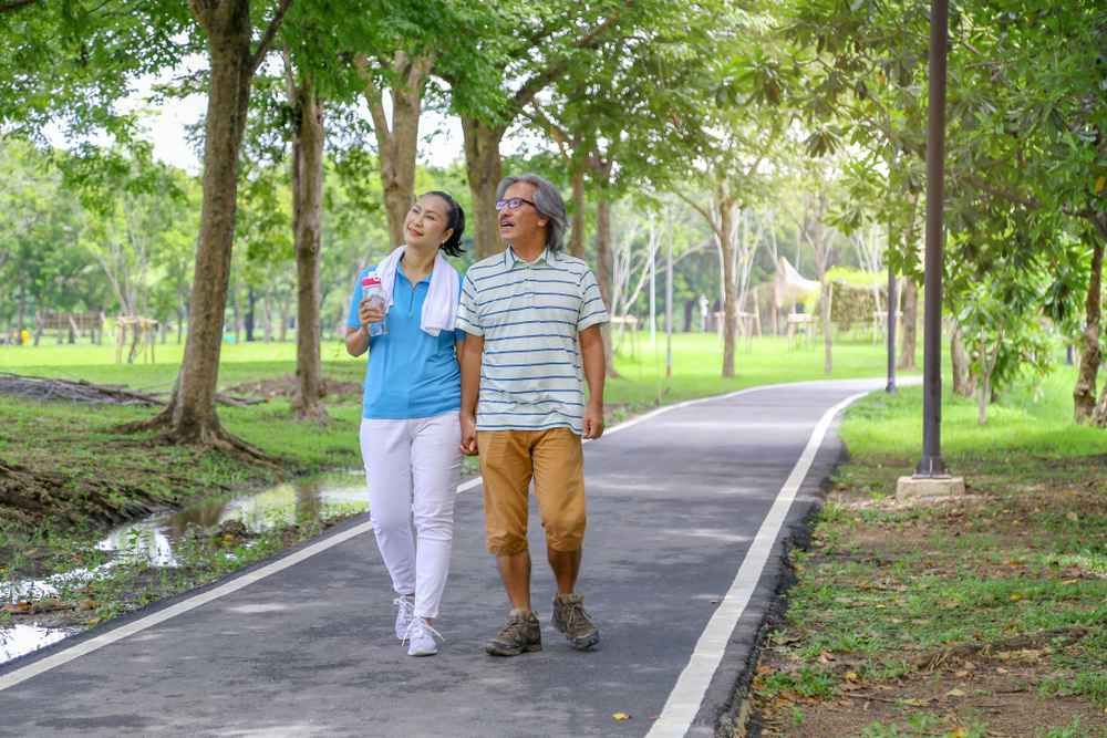 10 Manfaat Olahraga Jalan Kaki untuk Lansia - Hello Sehat