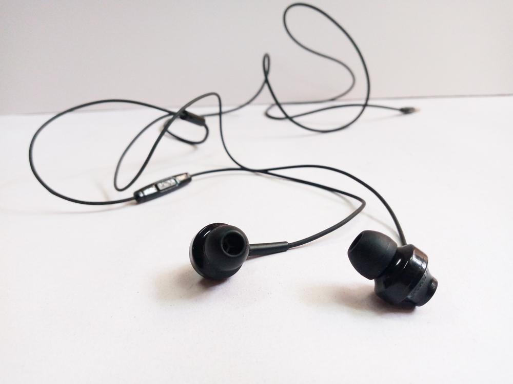 10 Merk Earphone Terbaik untuk Mendengarkan Musik - Hello Sehat